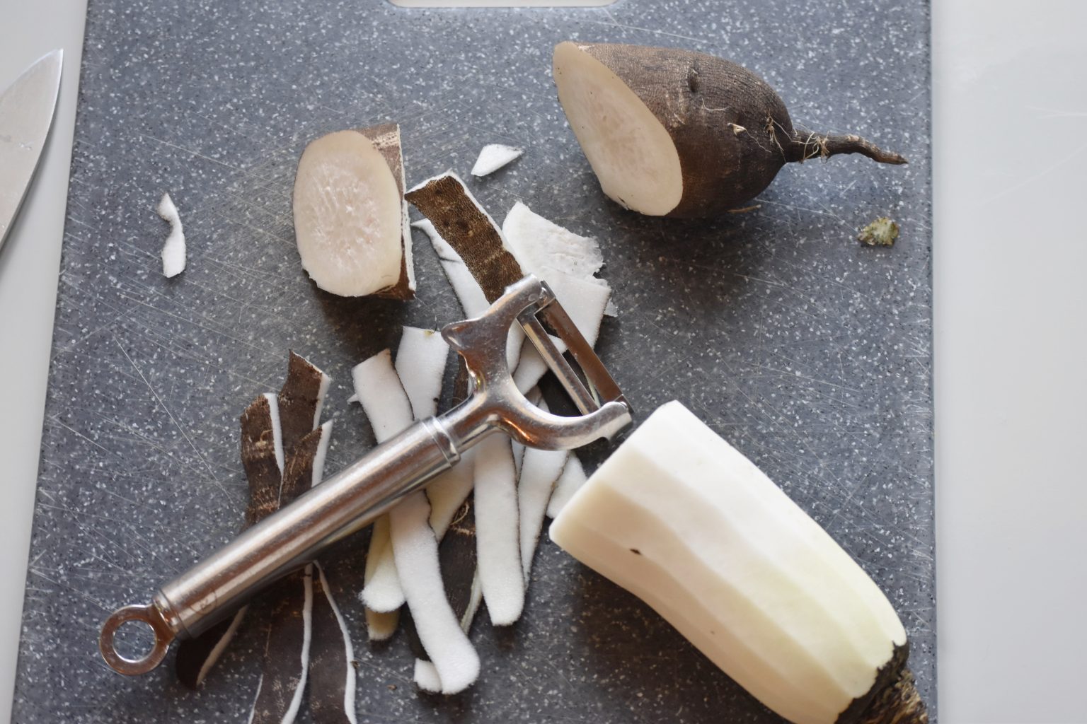 Borrelhapje met zwarte rammenas, gerookte zalm en kwartel ei - Onze ...